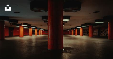 빨간 기둥과 조명이 있는 빈 방 사진 Unsplash의 무료 독일 이미지