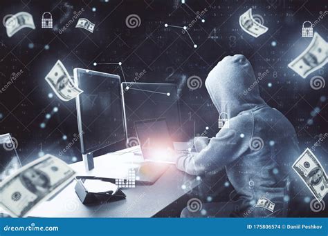 Hacker Usando Computador E Cobrando Dinheiro Foto De Stock Imagem De