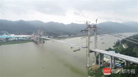 广东西江流域最大跨径悬索桥清云高速西江特大桥钢箱梁合龙