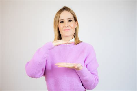 흰색 배경에 고립 된 제품 이나 서명 텍스트에 대 한 뭔가 또는 복사 공간을 보여주는 웃는 여자의 초상화 광고에 대한 스톡 사진 및 기타 이미지 Istock