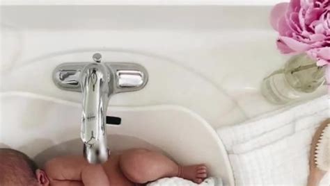 Хүүхдийн төв сувиллын нярайн тасгаас зохион байгуулж буй чанарын өдөрлөгийн хүрээнд хүүхдээ