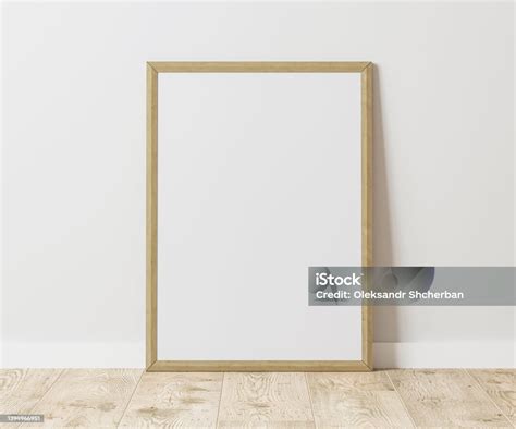 흰색 벽이있는 나무 바닥에 빈 수직 나무 프레임 3 4 비율 30x40cm 18x24 인치 포스터 프레임 모형 3d 렌더링
