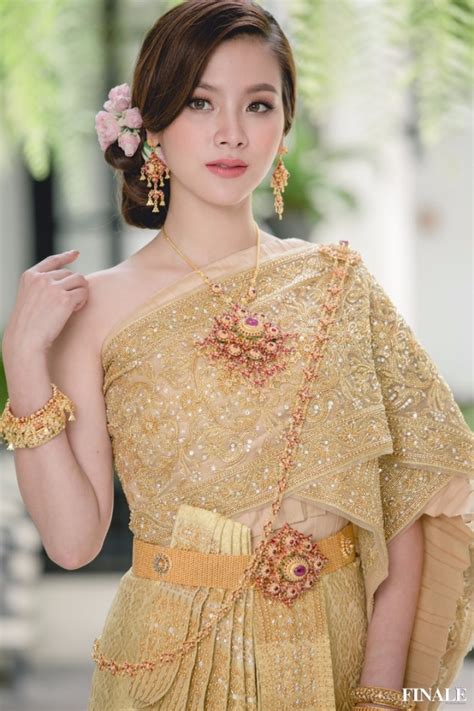 ส่อง 10 ดาราสาว ใส่ชุดไทย สวยสง่าตามแบบฉบับสยามเมืองยิ้ม The Bangkok Insight