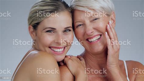 초상화 아름다움 또는 가족 여자와 딸이 있는 여자와 딸은 노화 방지 치료를 위해 회색 배경에 있다 스킨케어 미소 짓거나 젊은 부모와 함께 행복한 천연 화장품 어머니에 대한