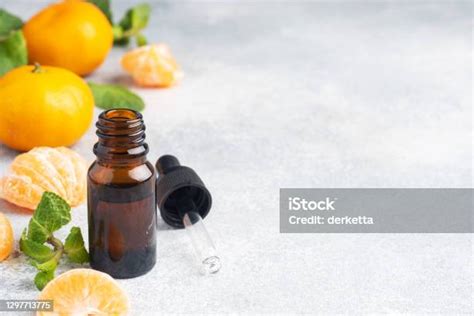 어두운 거품에 향기로운 귤 오일 밝은 회색 배경에 만다린에서 화장품 오일 복사 공간 가꿔주기에 대한 스톡 사진 및 기타 이미지 가꿔주기 감귤 감귤류 과일 Istock
