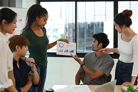 기업 회의에서 새로운 비즈니스 프로젝트에 대해 토론하고 마케팅 전략을 계획하는 창업 비즈니스 사람들의 이미지 20 24세에 대한 스톡 사진 및 기타 이미지 Istock