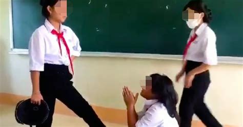 Nữ sinh bị đánh dã man trong lớp chỉ biết chấp tay xin tha