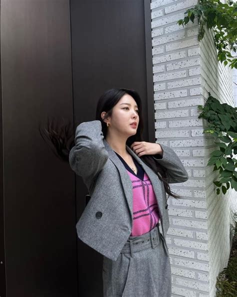 167cm·47kg 엄현경 옷태가 남다른데아직도 세상 어색한 극i Ten★