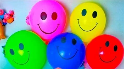 Развивающее видео для детей Лопаем воздушные шарики с водой Учим Цвета Поём песенку с Беби Борн