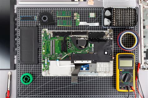 노트북 노트북 Pc 서비스 최고 보기에서 수리 컴퓨터 부품 및 핸드 공구 업무 용 책상 기술은 하드웨어 개념을 뒷받침합니다 0명에 대한 스톡 사진 및 기타 이미지 Istock