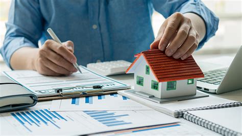 부동산 사업가 주택 판매 에이전트 Kraah 사무실에서 현대 노트북과 계산기와 소득 차트 및 그래프 전략적 개념 건물 외관에 대한 스톡 사진 및 기타 이미지 Istock