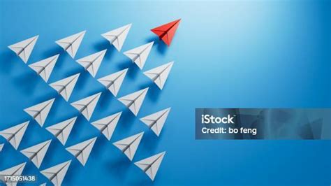 파란 배경에 미로를 뚫고 나오는 빨간 종이 비행기 장벽 목표 목표3d 렌더링을 극복하는 개념 0명에 대한 스톡 사진 및 기타 이미지 Istock