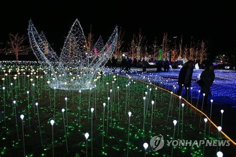 빛 조형물 즐기는 시민 연합뉴스