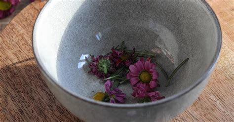 건강 고요한 국화 꽃 꽃병 나무 난초 달래는 대안 도기 도자기 라벤더 러스틱 명상 목욕 목조 판자 백리향 보울 분홍색 꽃 스파 식물