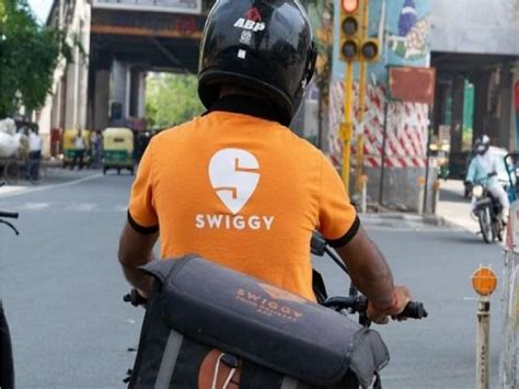 अर्ध्या रात्री महिलेने Swiggy वर दिली अशी ऑर्डर डिलिव्हरी बॉयला फुटला घाम Viral News