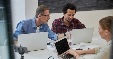 두 남자와 여자가 테이블에 앉아 노트북을 사용하여 스톡 사진 팀워크와 현대 기술 개념 사진 Unsplash의 30 34세 이미지