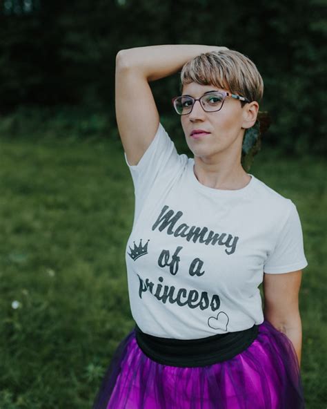 무료 사진 안경을 쓴 자신감 있는 잘 생긴 여자의 초상화