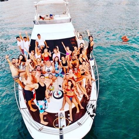 Luxury Yacht Party In Miami Luxury Yacht Party Yacht Rental Best Yachts