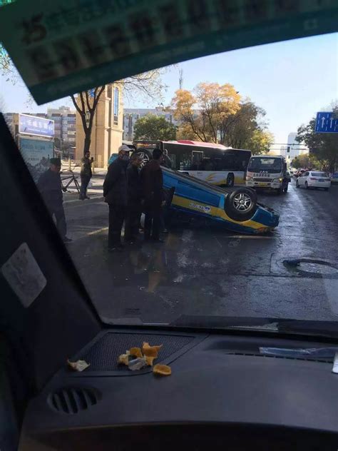 【1006 突发】长城路国龙医院门前一出租车翻倒在路中，现已处理完毕！道路