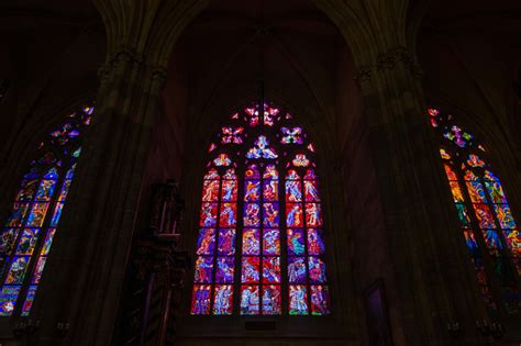 복잡한 디자인과 인물이 특징인 세 개의 생생한 스테인드글라스 창문은 고딕 양식의 대성당 내부를 다채로운 빛으로 비춥니다 0명에 대한 스톡 사진 및 기타 이미지 Istock