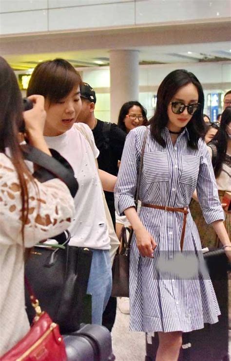 楊冪紐約時裝周歸來人氣爆棚 楊爸心疼女兒親到機場接機 每日頭條