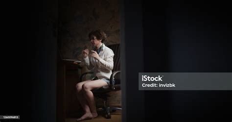 상단에 흰색 사무실 블라우스를 입고 여자는 상단에 반바지와 비디오 컨퍼런스에 노트북을 사용하고 있습니다 노트북에 대한 스톡 사진 및 기타 이미지 Istock