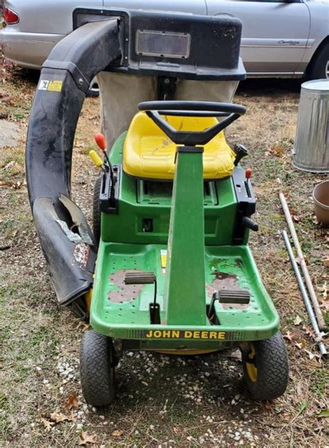 John Deere Rx75 Gas Powered Riding Lawn Tractor With 32 Deck And