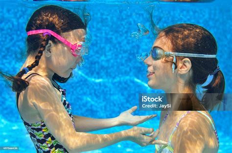 어린이 수영하다 In 데이터풀 수중 걸스 In 보호안경 즐거운 2015년에 대한 스톡 사진 및 기타 이미지 2015년 2명 가족 Istock