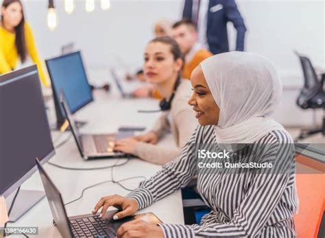 여러 대의 컴퓨터에서 밝은 공동 작업 공간에서 일하는 놀란 여성 20 24세에 대한 스톡 사진 및 기타 이미지 20 24세 25 29세 기업 비즈니스 Istock