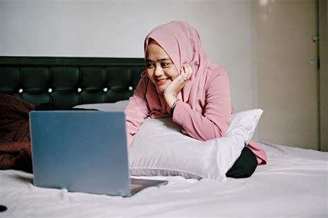 Hukum Berhubungan Seks Dengan Suami Lewat Ponsel DDHK News