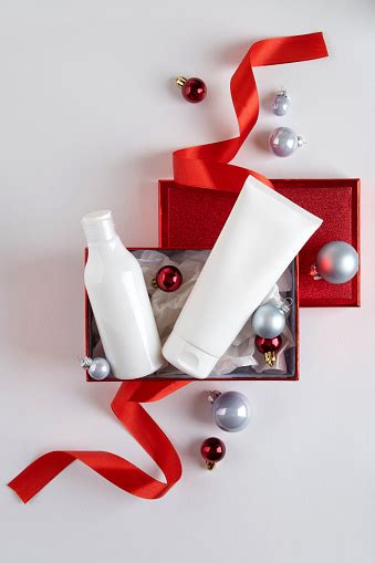 흰색 병은 빨간색 선물 상자와 흰색 배경에 화장품을 넣습니다 뷰티 제품 개념의 크리스마스 판매 텍스트를위한 장소가있는 상단보기 개체 그룹에 대한 스톡 사진 및 기타 이미지