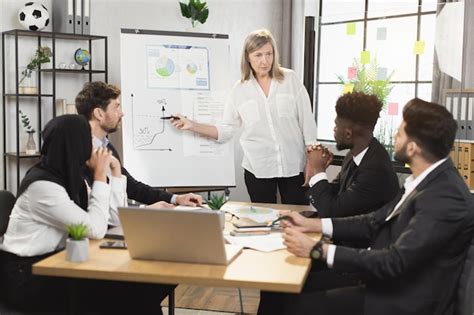 Premium Photo Aged Woman Leading Conference For Diverse Compaby Workers