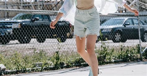 거리 거리 스타일 걱정 없는 그림자 금발 기쁨 낮 다리 도시의 라이프스타일 레저 레크리에이션 레크리에이션의