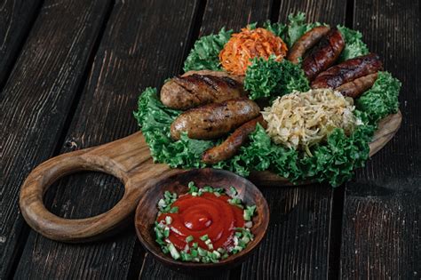 조 림된 배 추와 소금에 절인 양배추와 구이 튀김된 소시지의 다른 종류 어두운 나무 배경에 맥주 간식입니다 0명에 대한 스톡 사진 및 기타 이미지 Istock