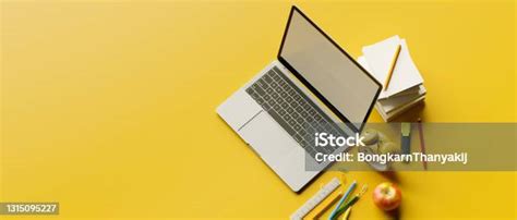 상단 보기 3d 렌더링 노트북 문구류 학교 요소 및 노란색 배경의 복사 공간이있는 세련된 작업 공간 노트북에 대한 스톡 사진 및 기타 이미지 Istock
