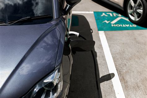 전기 자동차 충전 소 주차장의 하이브리드 자동차 전기 충전기 스테이션 주차 및 충전소에서 전기 자동차 충전 전기 소켓 교통 Ev 0명에 대한 스톡 사진 및 기타 이미지