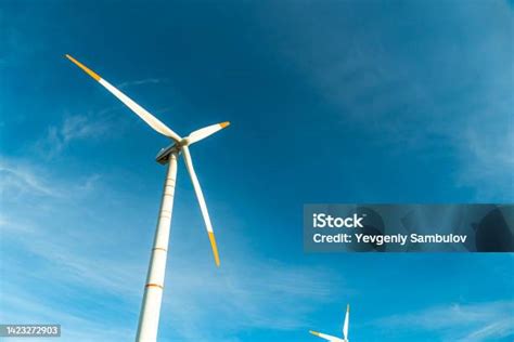 풍력 터빈 및 풍력 터빈의 녹색 에너지 대체 에너지 원 및 재생 가능 에너지 원 발전소의 발전 및 발전기 바람 농장과 바람 환경 보전 풍력발전기에 대한 스톡 사진 및 기타