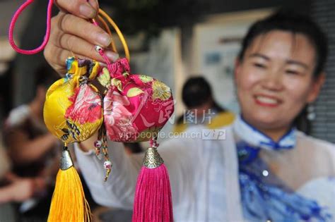 江苏睢宁五彩香囊迎端午 人民图片网