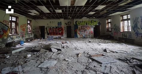 흰 천장과 회색 바탕 사진 Unsplash의 무료 오물 이미지