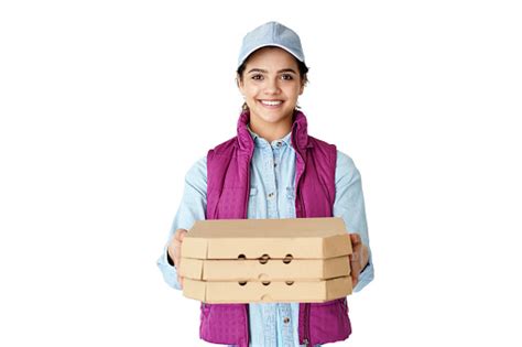 흰색 스튜디오 배경에 고립 된 피자를 전달하는 손에 상자를 들고 카메라를보고 유니폼과 모자를 입고 젊은 히스패닉 여성 택배 미소 피자 음식 배달 개념입니다 배달부에 대한