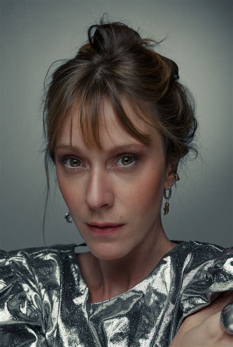 Destaque Em Duas Séries Caroline Abras Diz Viver Sua Primeira Relação Monogâmica Todas As