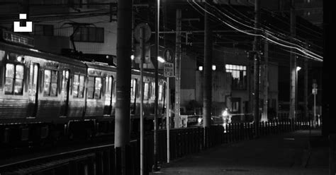 기차가 선로를 따라 이동합니다 사진 Unsplash의 무료 회색 이미지