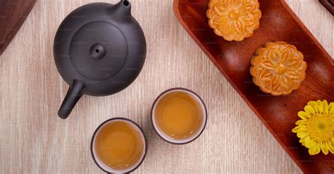 크리 에이 티브 문 케이크 월병 디자인 영감 나무 테이블 개념 평면도 플랫 레이에 패스트리와 차와 함께 중추절에서 달을 즐기십시오 사진 Unsplash의 티