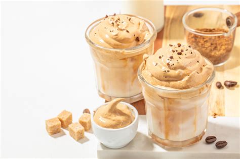 달고나 커피 아이스 푹신푹신 크리미한 휘핑 커피 거품 우유를 곁들인 트렌드 음료 밝은 배경에서 평면도 공간 복사 0명에 대한 스톡 사진 및 기타 이미지 Istock