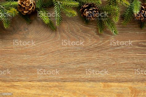 소나무 가지와 소나무 콘을 포함한 크리스마스 장식나무 테이블 메리 크리스마스와 행복한 새해 개념 복사 공간 플랫 레이가 있는 상단 뷰입니다 겨울에 대한 스톡 사진 및 기타