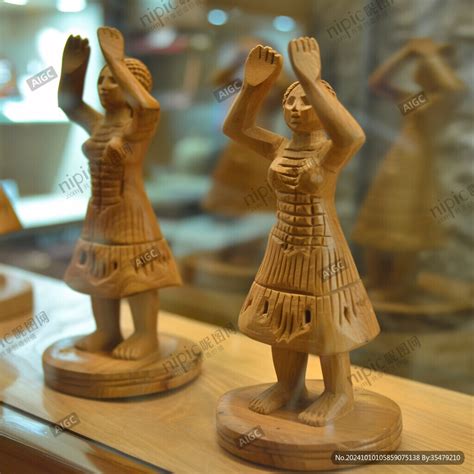 Ai创作图世界之窗印第安人木雕 黎族姑娘雕塑 少数民族人物木雕 女子木雕像 古代女性木雕像 萨摩亚木雕 非洲人木雕 毛利人木雕 现代女性木雕