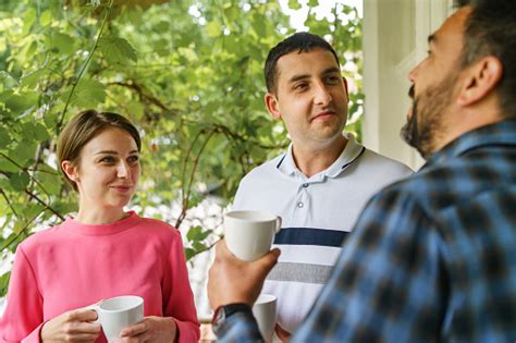 밀레니엄 세대가 말하는 직장에서 브레이크 를 하는 동안 발코니에서 커피 나 차 한 잔을 마시는 친구와 여성 남녀 그룹 브레이크에 대한 스톡 사진 및 기타 이미지 Istock