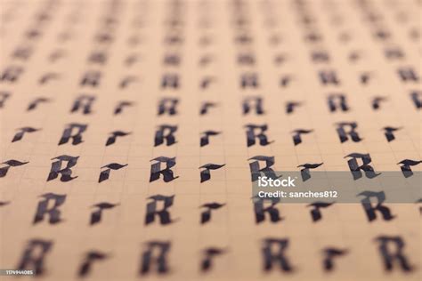 서예 문자 R 학습 기술 종이 페이지 서예 문자 R 배경입니다 워크 시트를 작성하는 문자 연습 필기 기호 채우기 패턴입니다 0