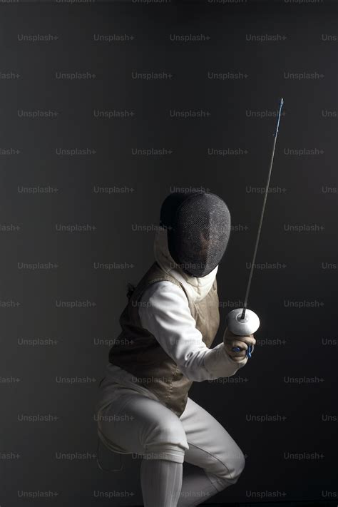 야구 방망이를 들고 있는 흰 양복을 입은 남자 사진 Unsplash의 블랙 마스크 이미지