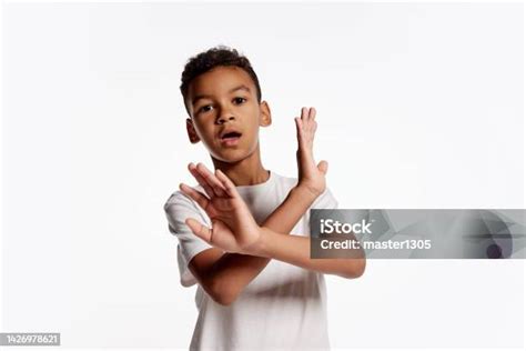 하얀 티를 입은 무서워하는 아프리카 어린 소년의 초상화는 하얀 배경에 고립 된 감정을 표현합니다 어린이 감정 개념 무서움에 대한 스톡 사진 및 기타 이미지 Istock